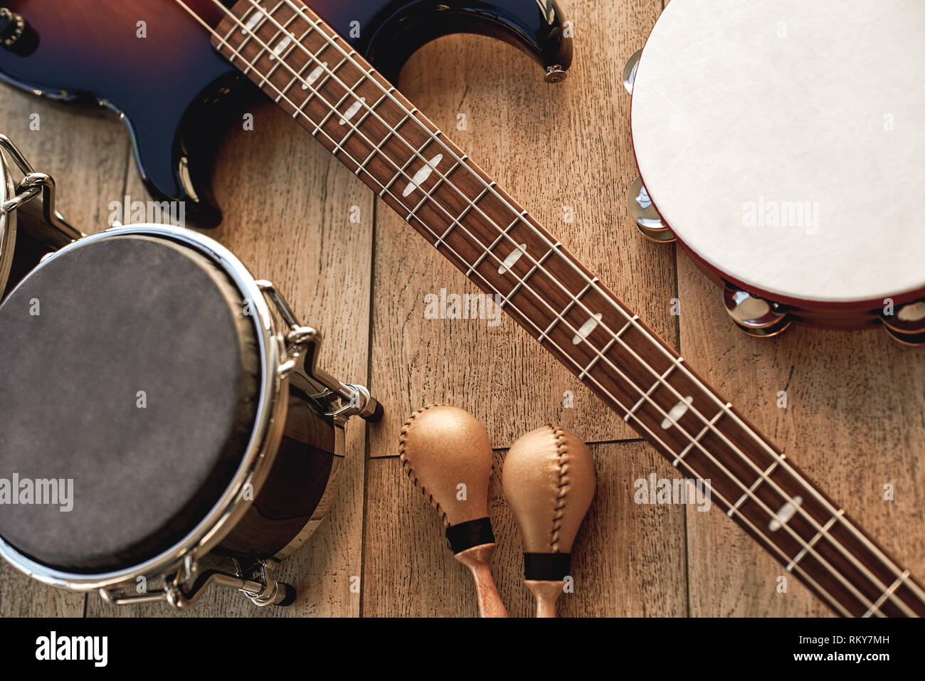 Strumenti musicali elettronici immagini e fotografie stock ad alta ...