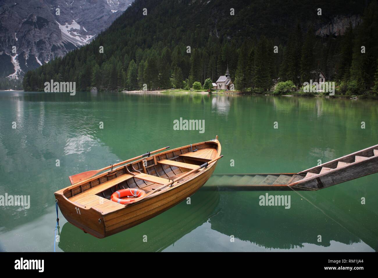 Lago di braies barca immagini e fotografie stock ad alta risoluzione ...