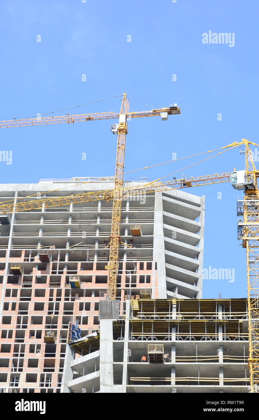 Sito in costruzione. Alto edificio multipiano edifici in costruzione ...