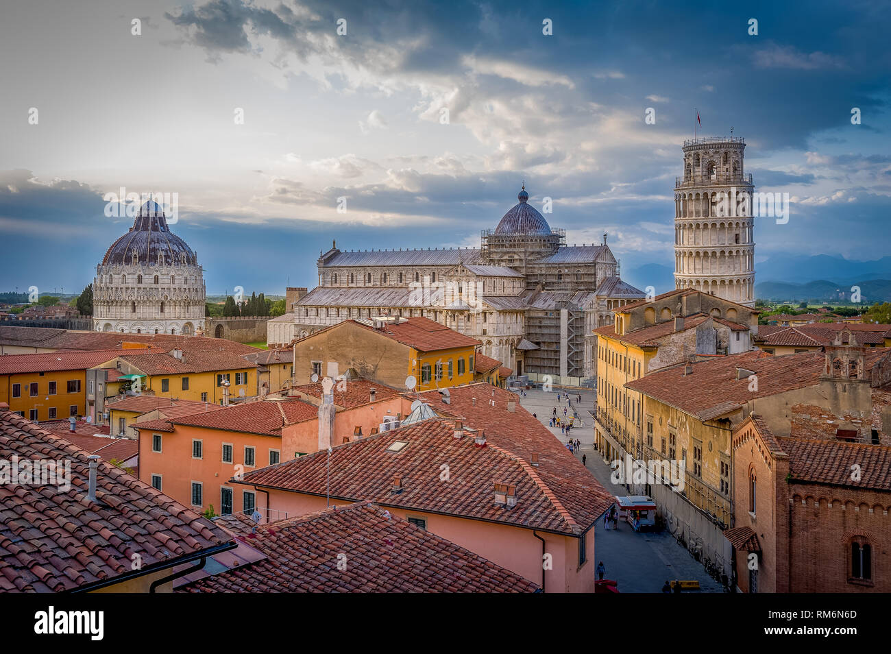 Tramonto vista aerea del centro storico di Pisa con la famosa torre ...
