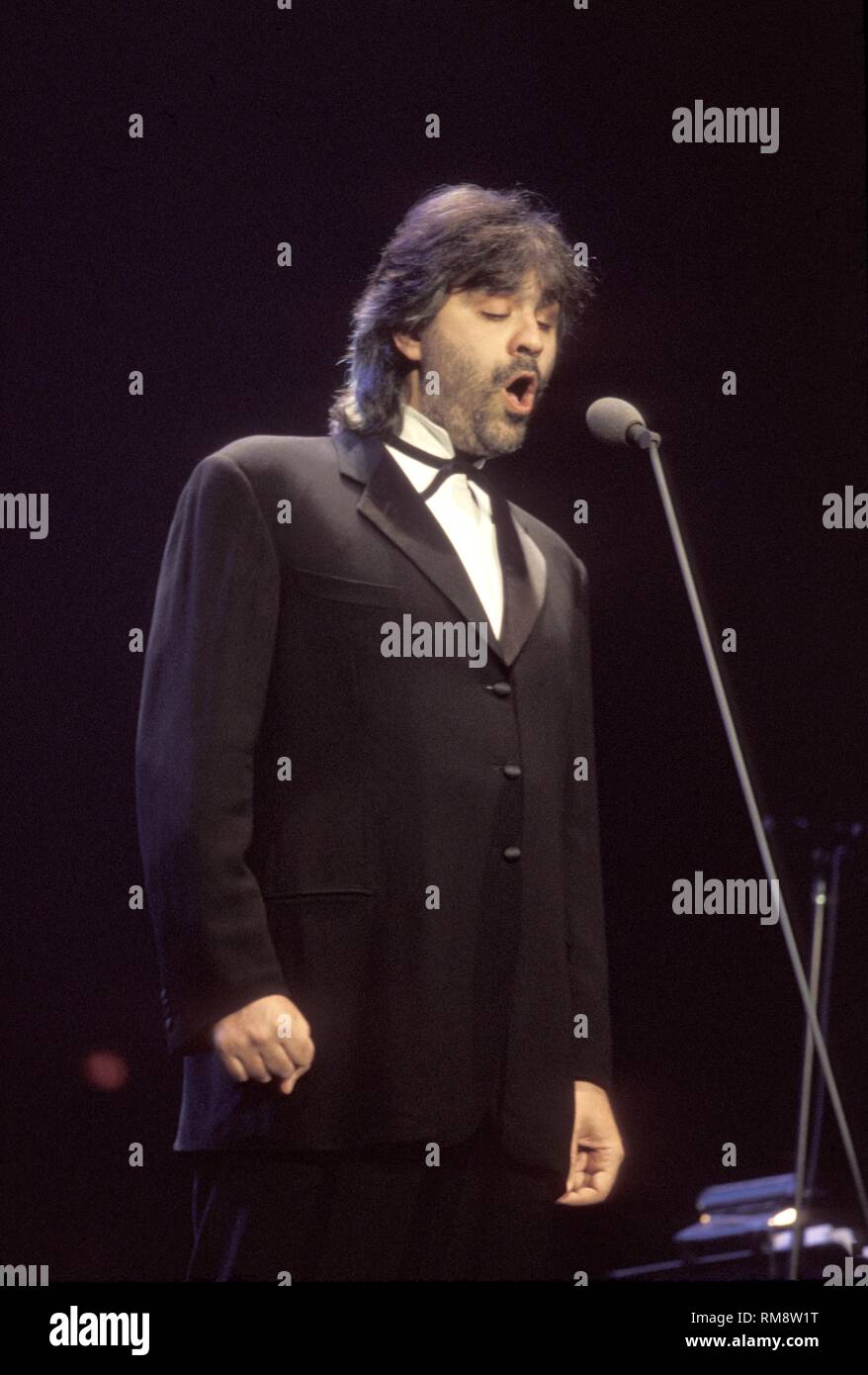 Italian pop operistico tenore e un crossover classica cantante Andrea ...