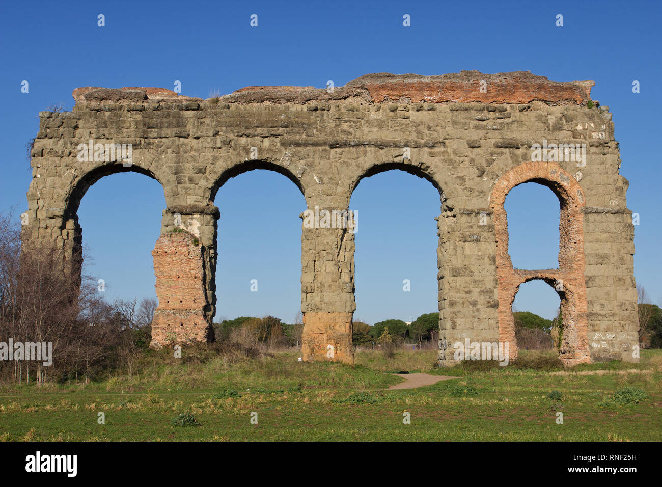Acquedotto claudiano immagini e fotografie stock ad alta risoluzione ...