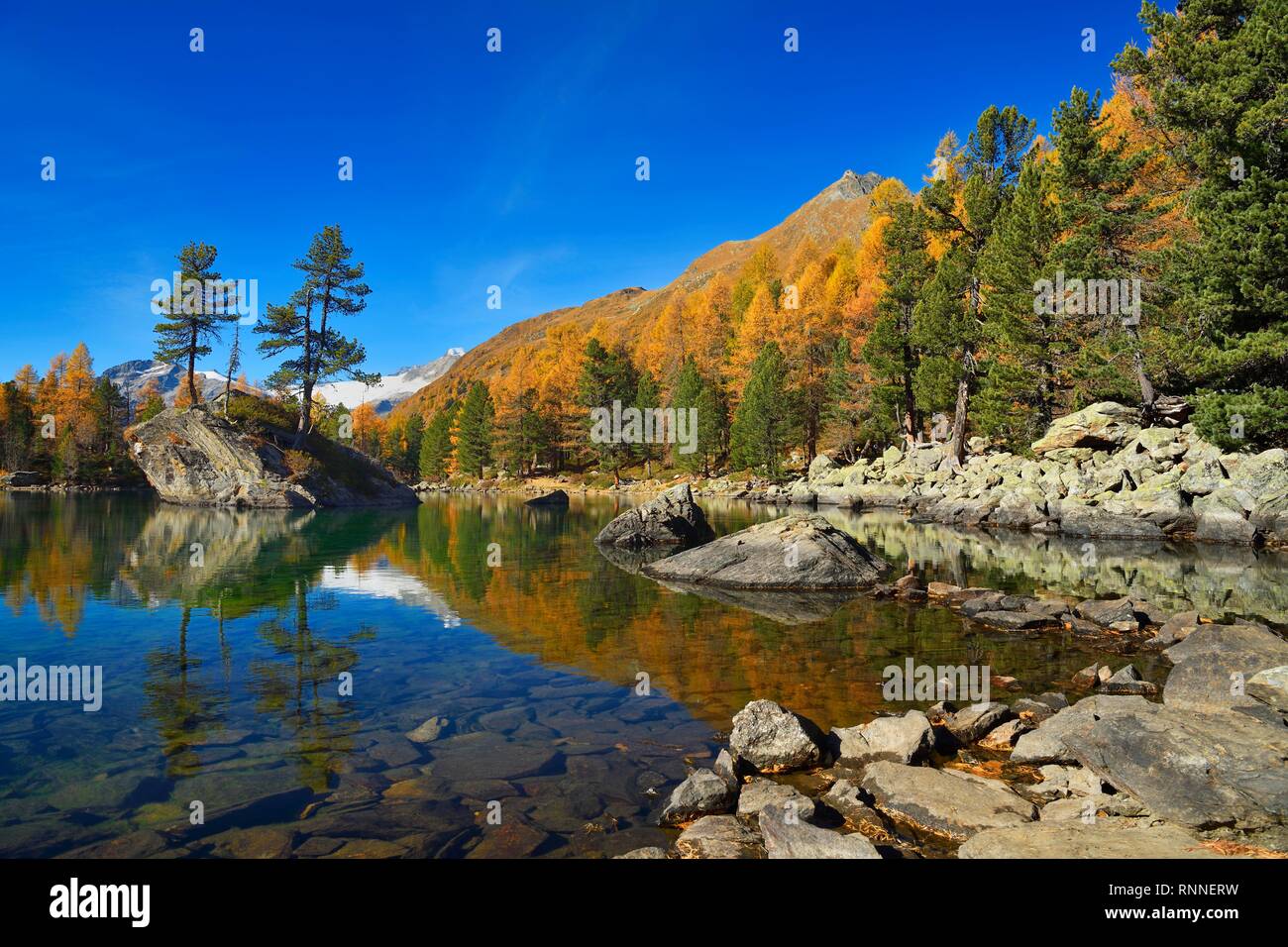 Montagna dietro e riflessa nell'acqua immagini e fotografie stock ad ...