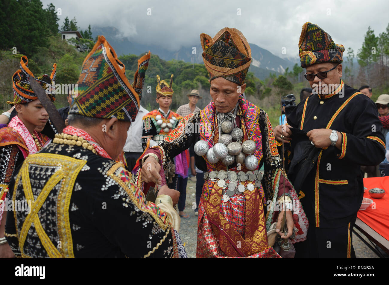Kundasang Sabah, Malesia - Lug 3, 2015 : Dusun sciamano etnica ...