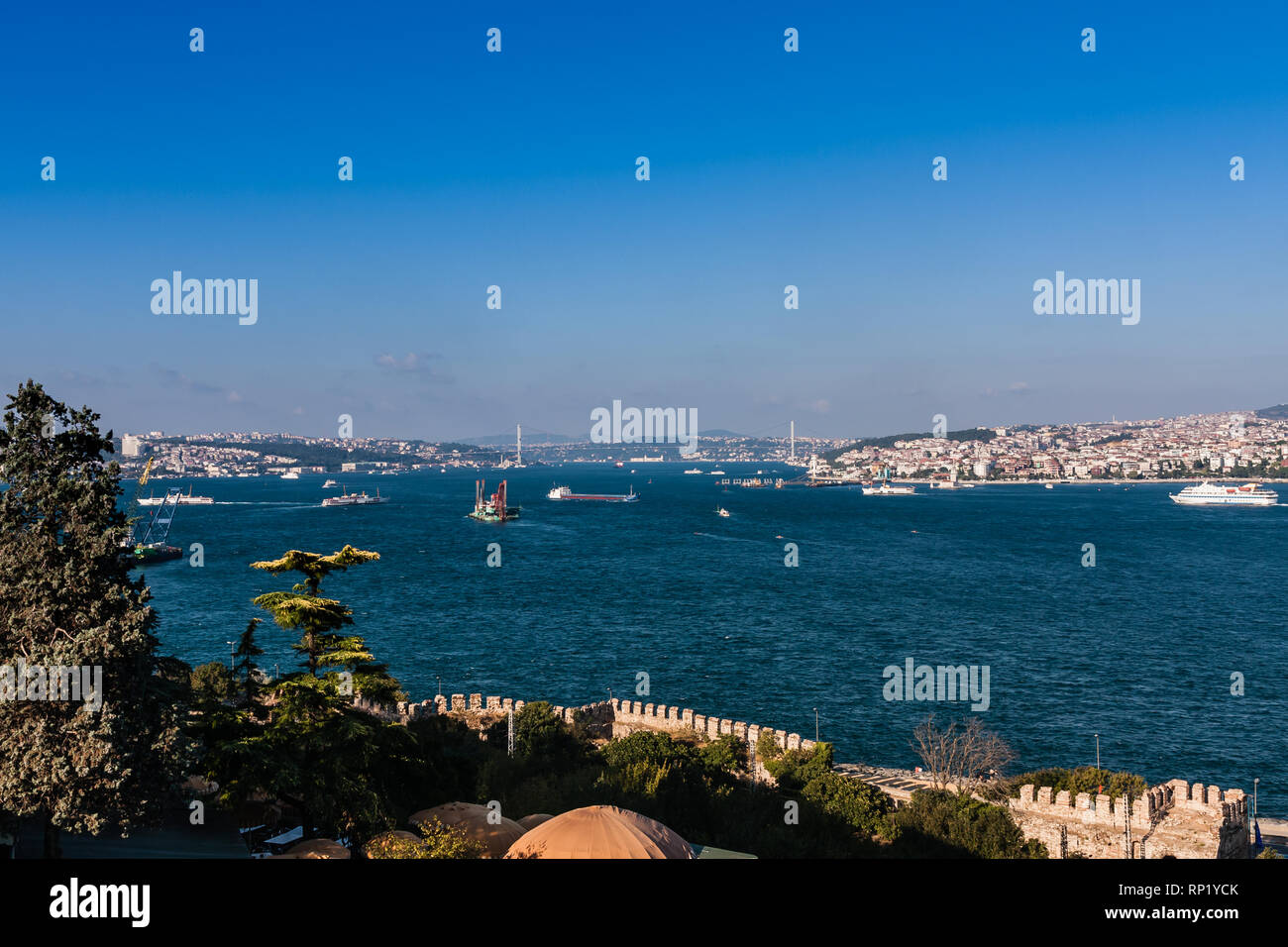 Vista sul Mar di Marmara e sullo stretto del Bosforo dalla terrazza del ...