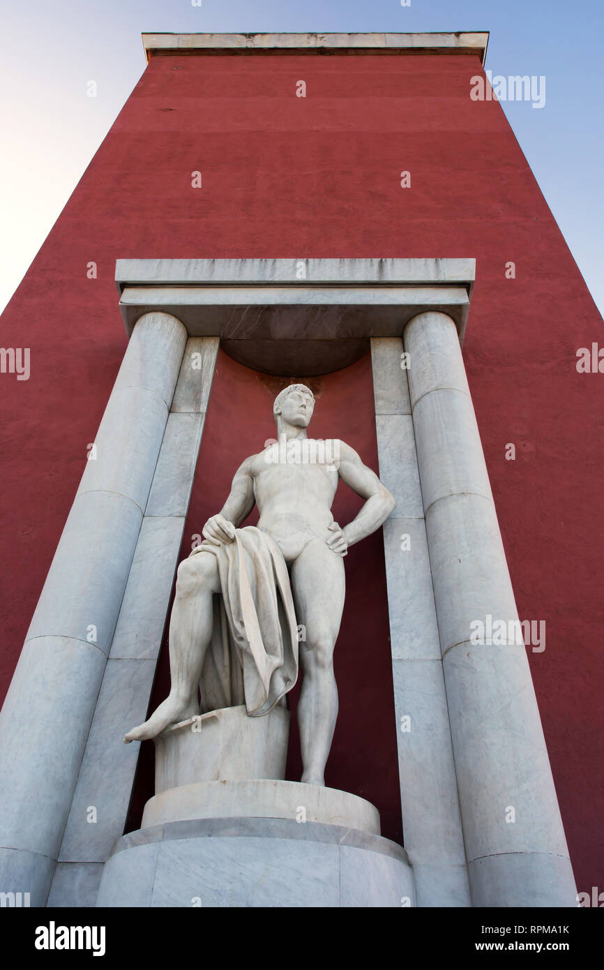 Roma - statua di marmo all'ingresso del Foro Italico. Il complesso ...