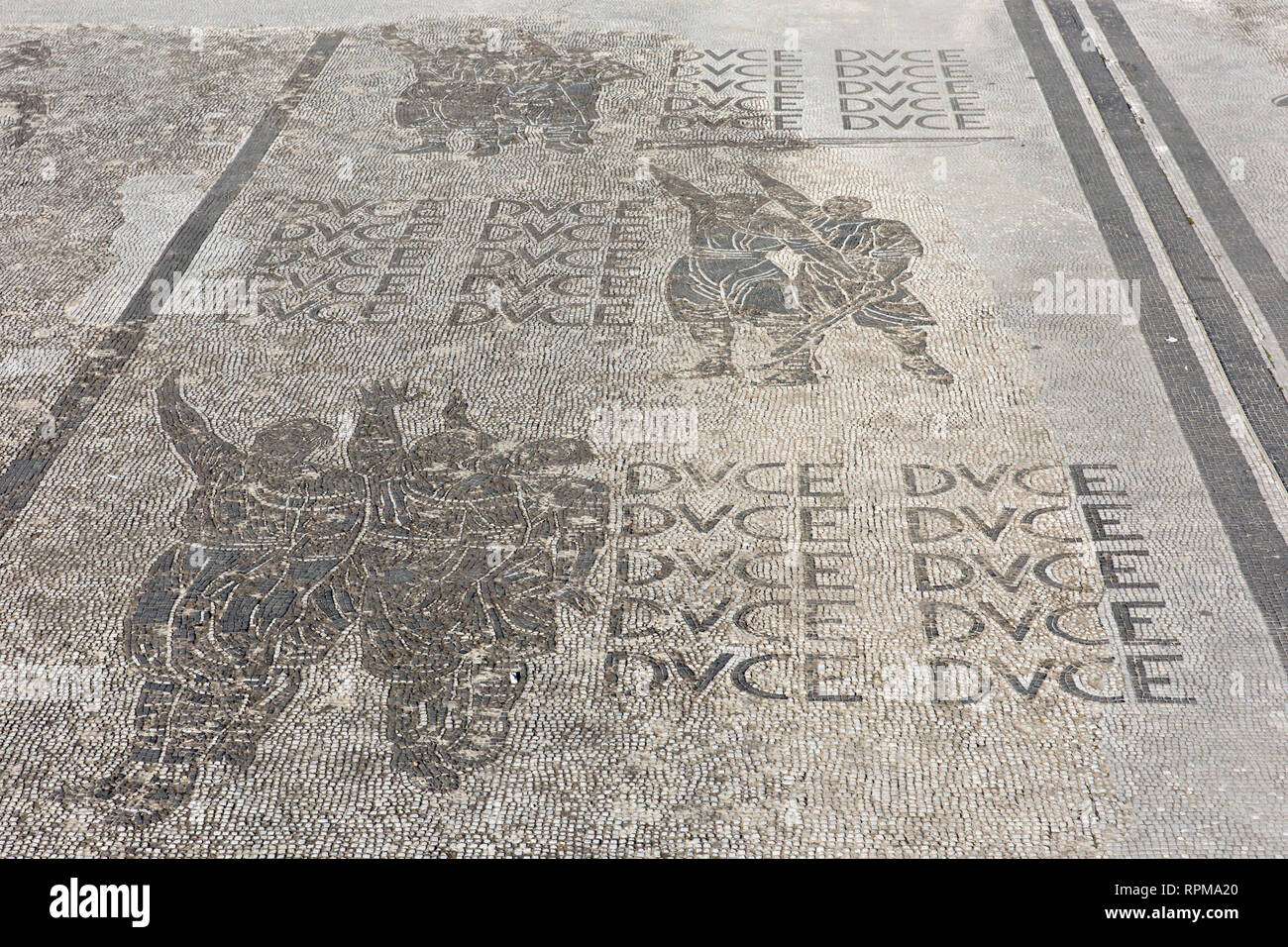 Roma - pavimento a mosaico a leggere 'duce' all'ingresso del Foro ...