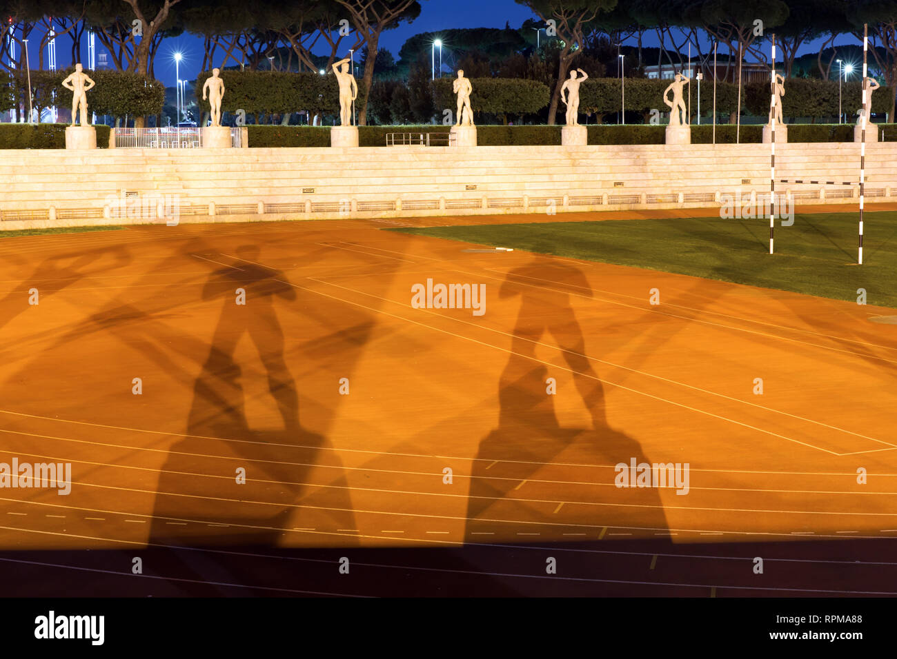 Roma - stadio dei Marmi al Foro Italico di notte. Il complesso sportivo ...