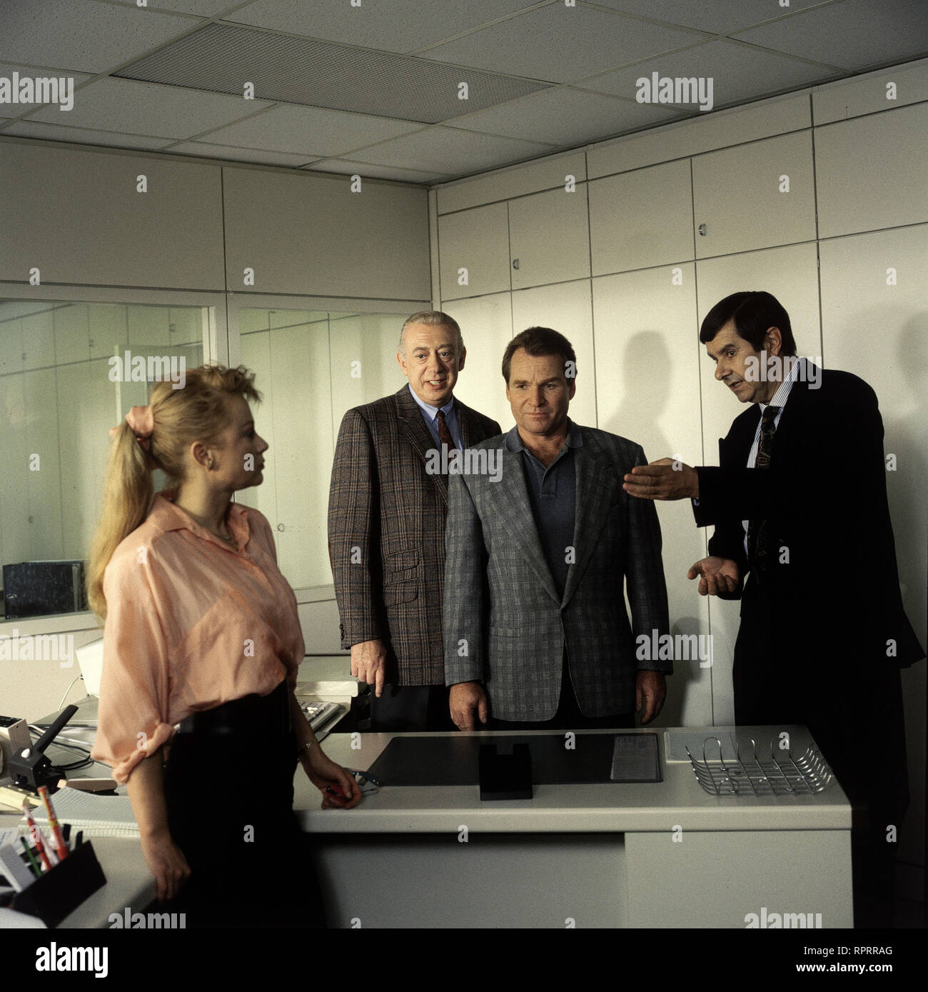 DERRICK / Gefährlicher Weg durch die Nacht Deutschland 1990 / Nach ...