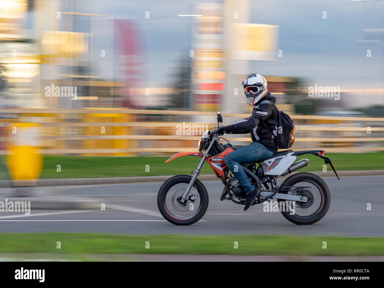 Persone e veicoli immagini e fotografie stock ad alta risoluzione - Alamy