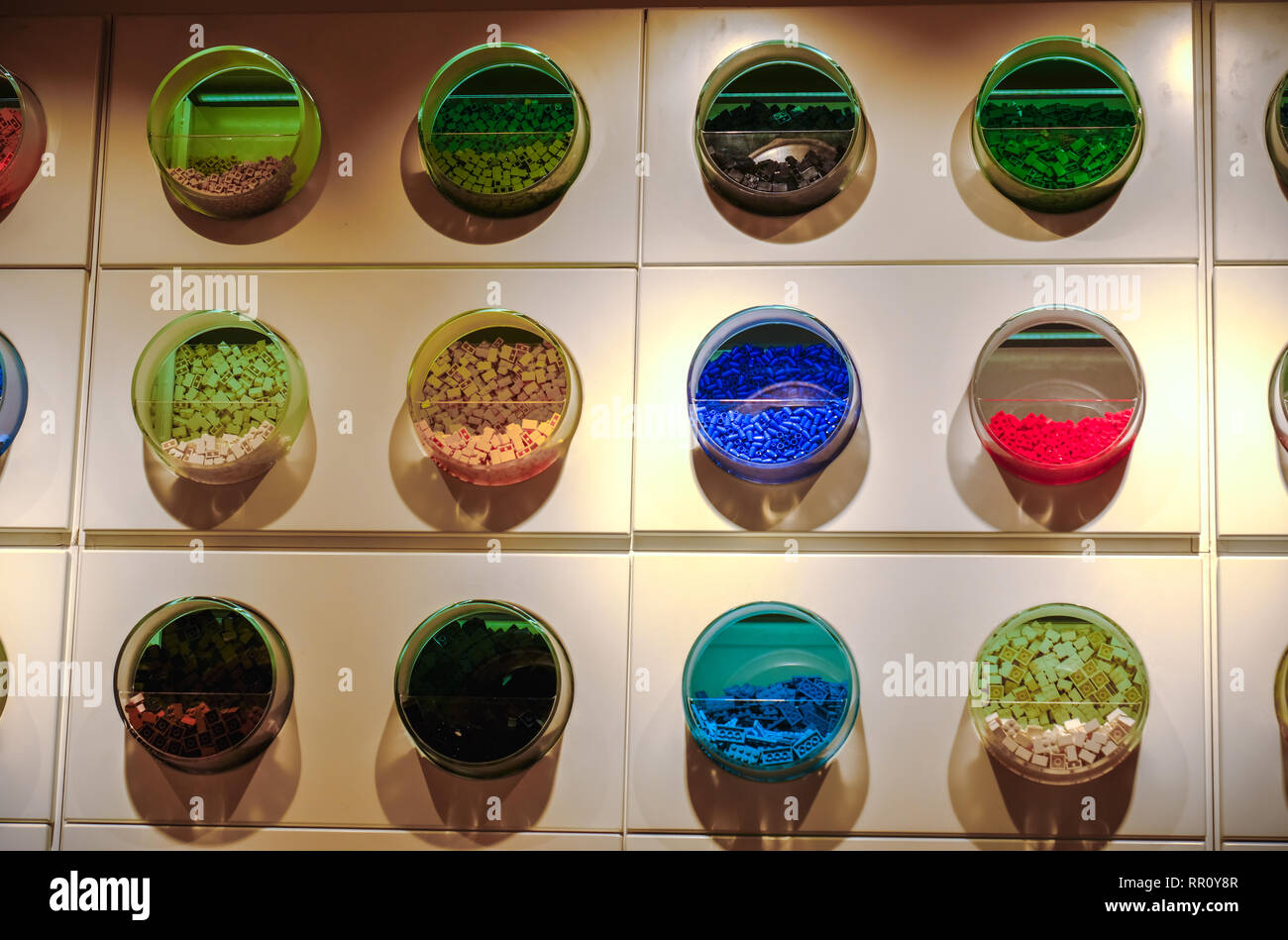 Glass blocks wall background texture immagini e fotografie stock ad ...