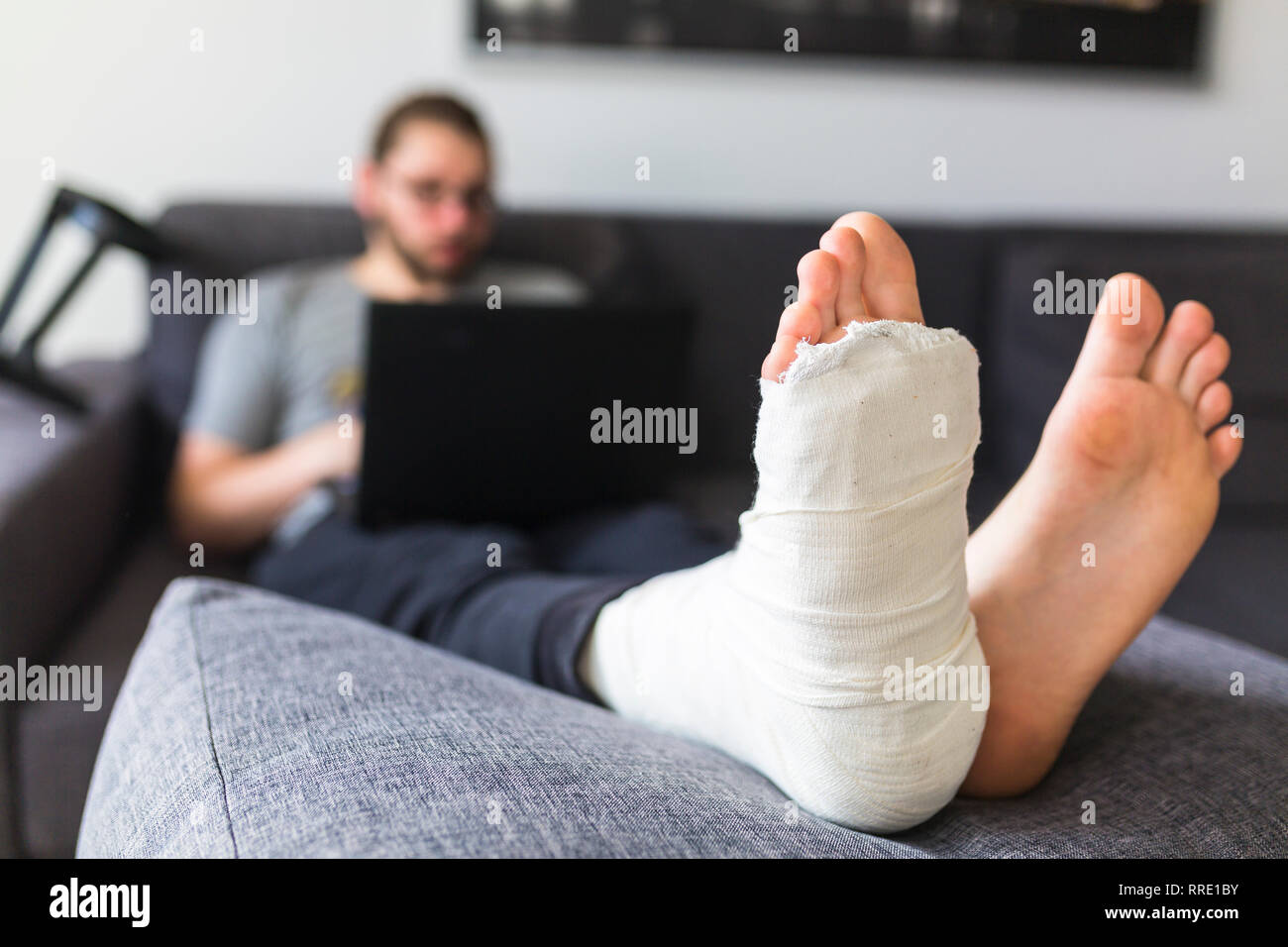 Piede rotto sul divano immagini e fotografie stock ad alta risoluzione ...