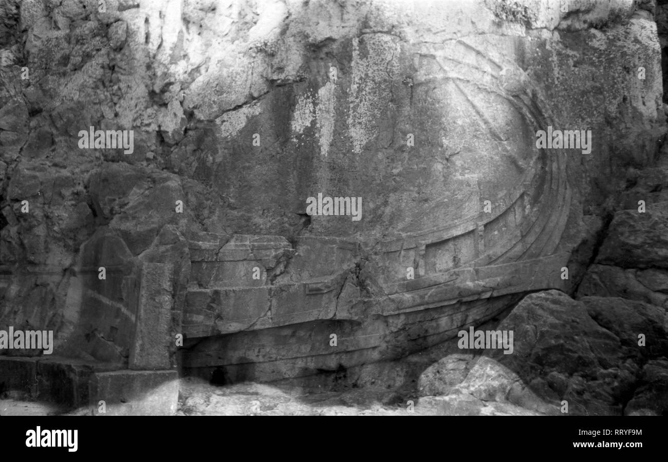 Griechenland, Grecia - Wandrelief eines griechischen Schiffes auf der ...