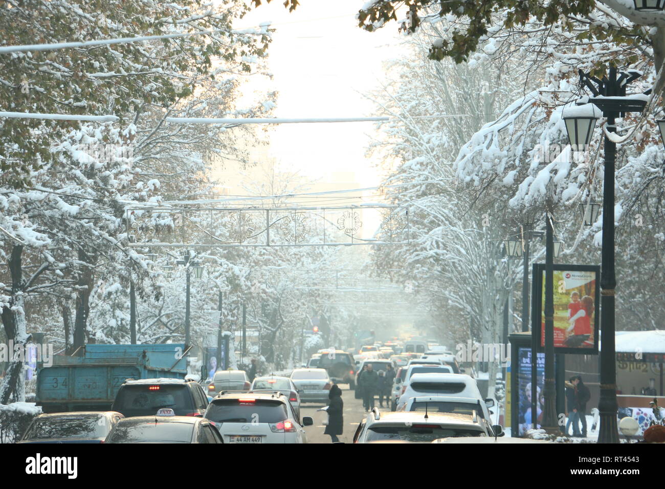 Fermata dell'autobus trafficata immagini e fotografie stock ad alta ...