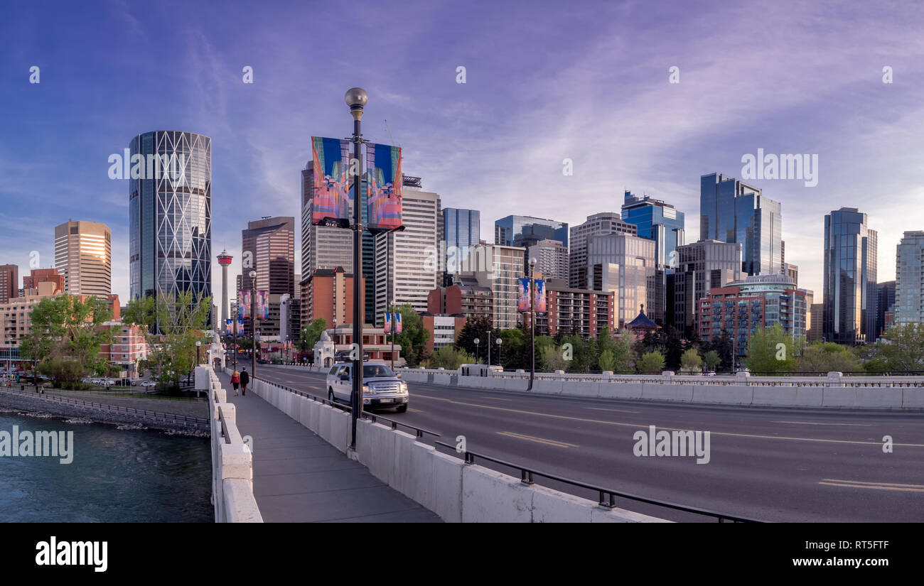 Calgary skyline notturno con il Fiume Bow e Centre Street Bridge ...