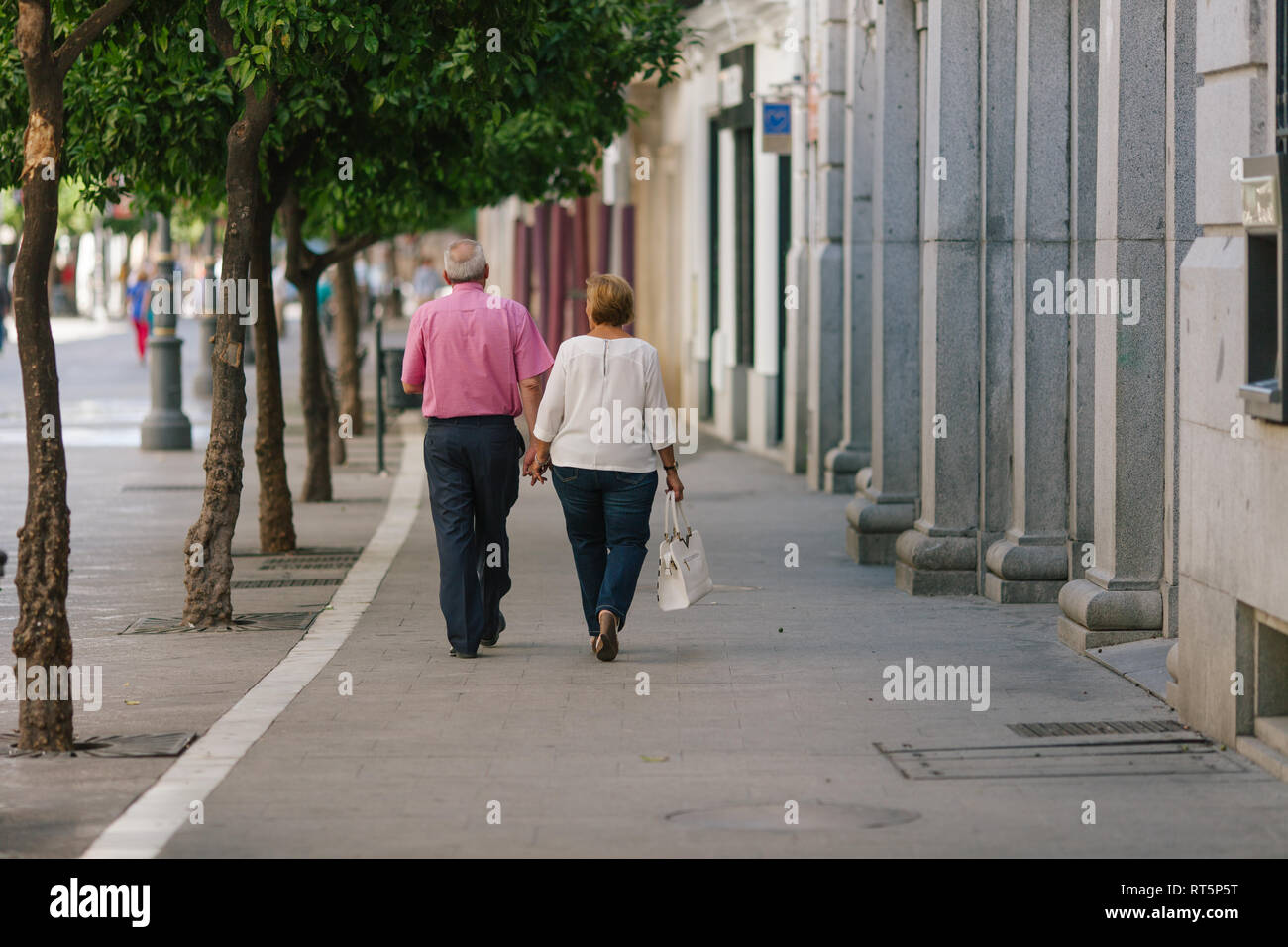 Coppia di anziani che camminano insieme immagini e fotografie stock ad ...