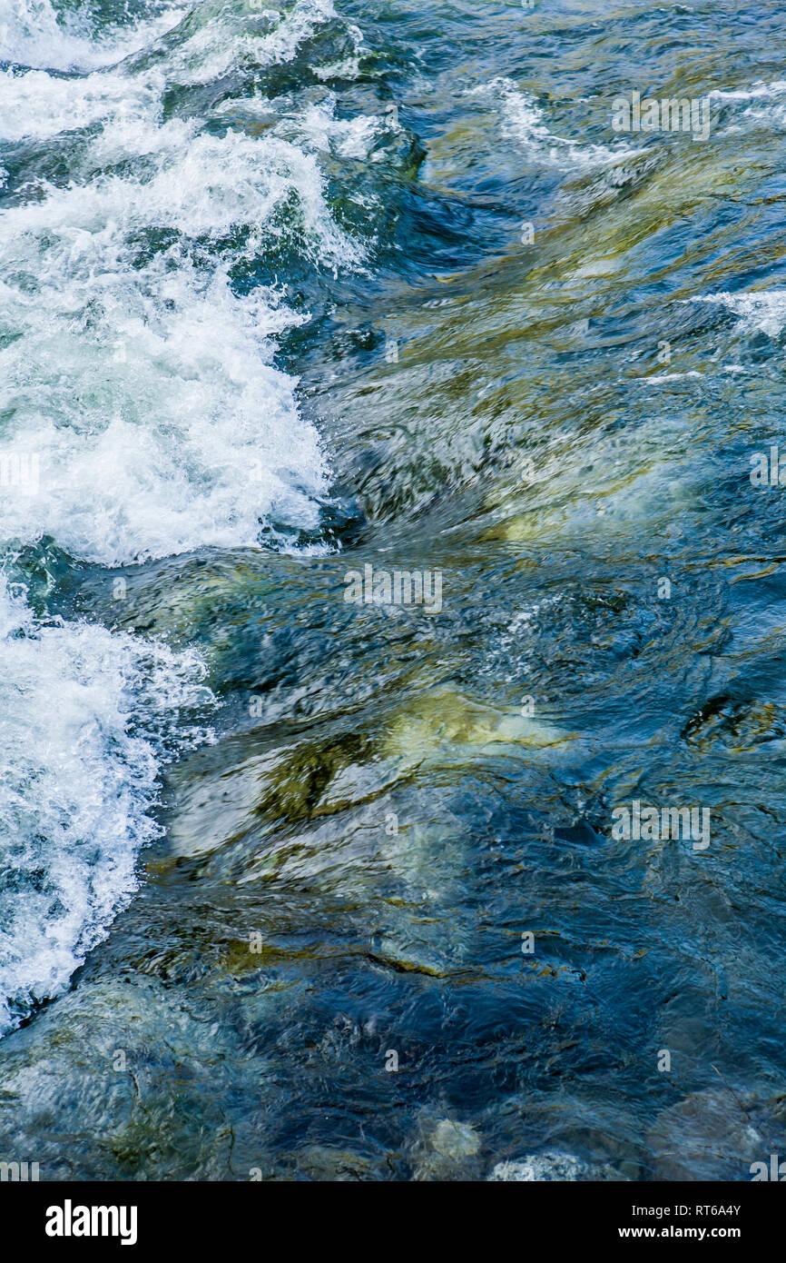 Acqua che scorre nei fiumi immagini e fotografie stock ad alta ...
