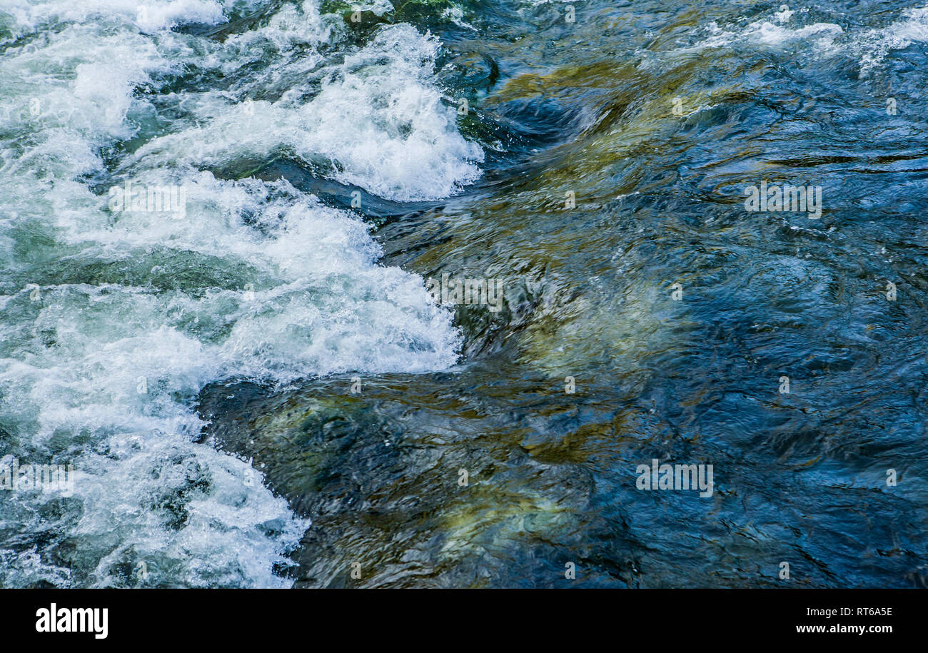Acqua che scorre nei fiumi immagini e fotografie stock ad alta ...