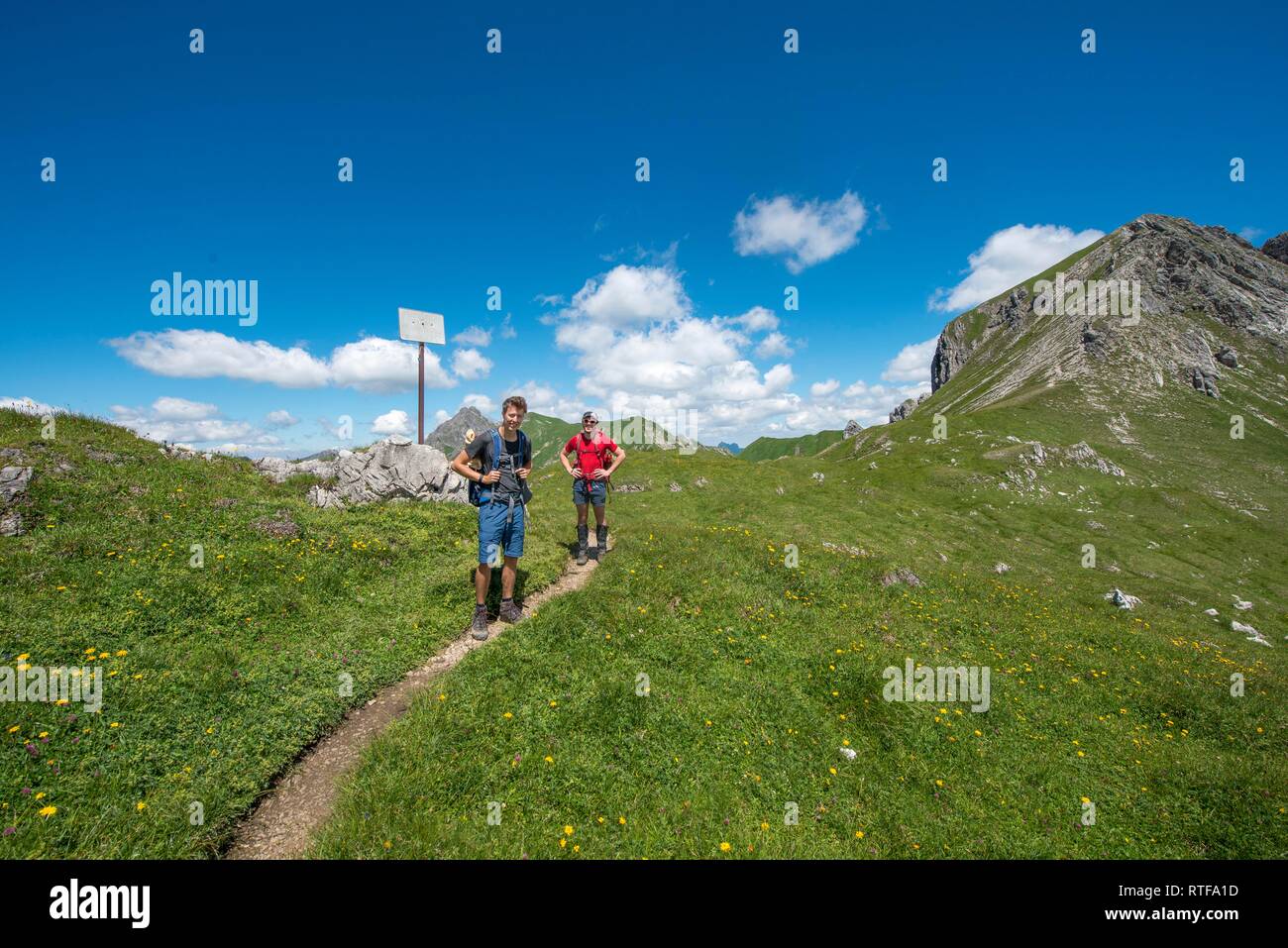 Segno blu sentiero escursionistico immagini e fotografie stock ad alta ...