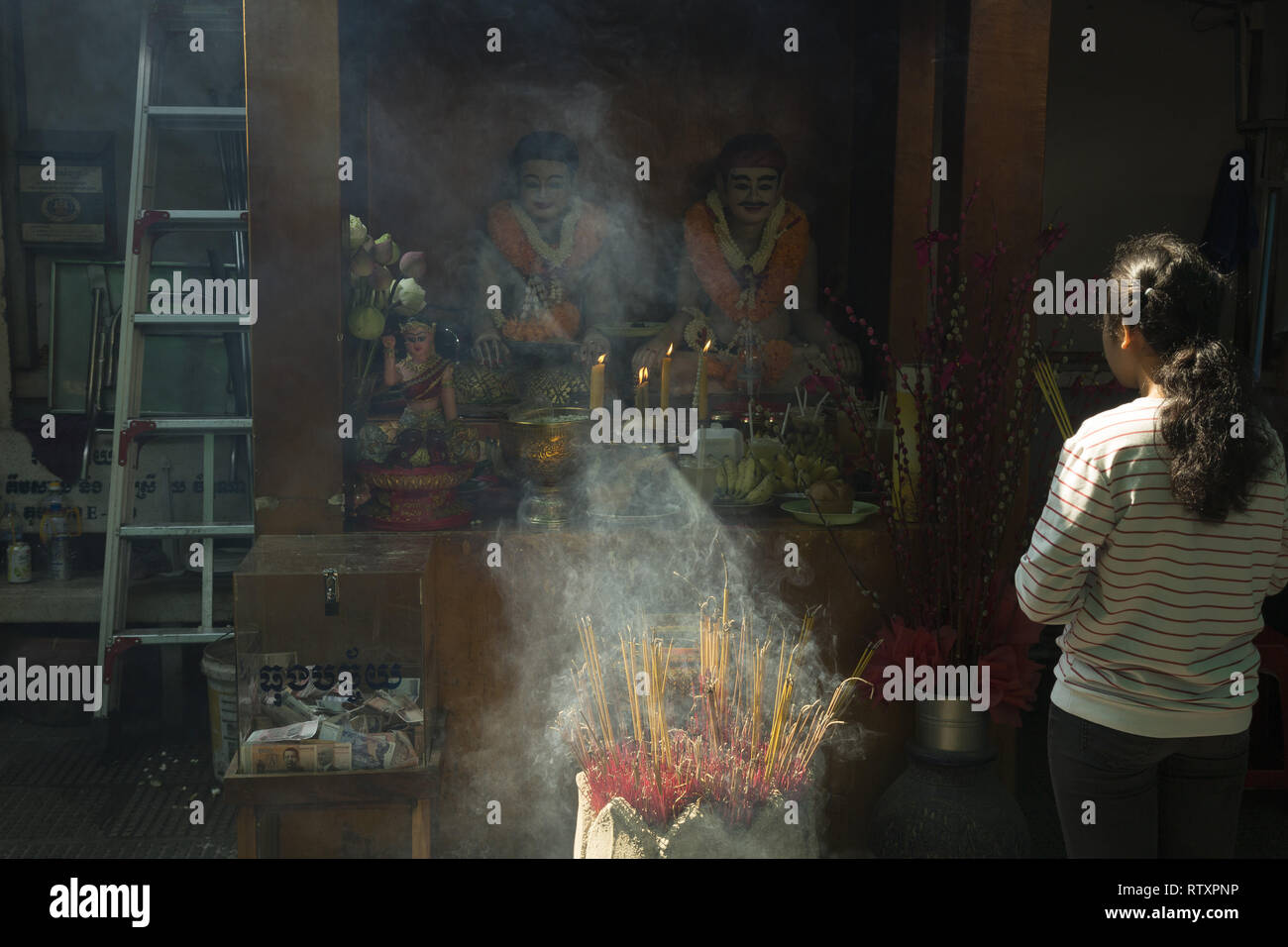 Religione spirituale costume immagini e fotografie stock ad alta ...