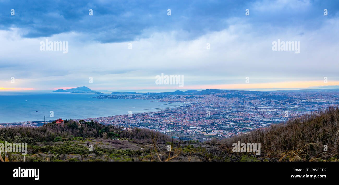 Vista dal vulcano attivo del Vesuvio sul golfo e la città di Napoli in ...