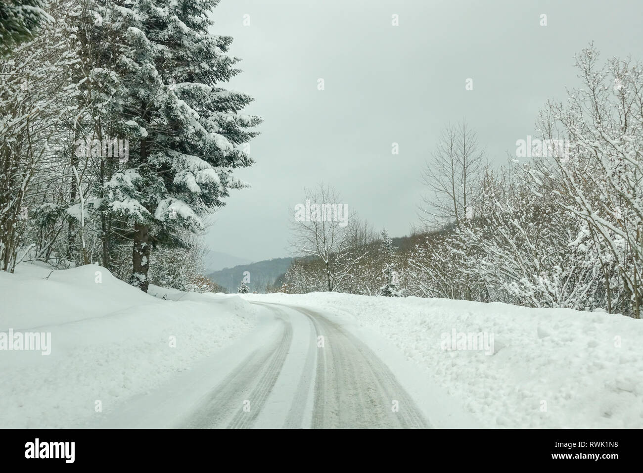 Strade di campagna innevate immagini e fotografie stock ad alta ...