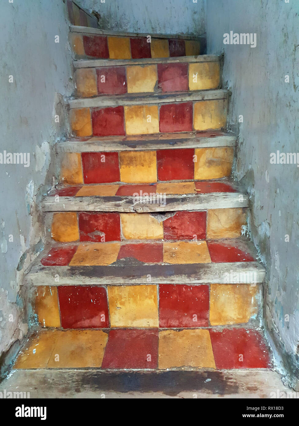 Scale luminose con piastrelle in ceramica di colore giallo e rosso ...