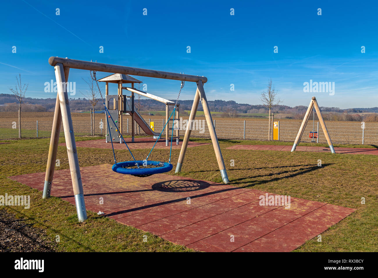 Recinzione del parco giochi immagini e fotografie stock ad alta ... Recinzione del parco giochi immagini e fotografie stock ad alta ...
