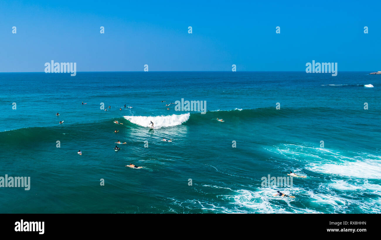Surfisti spiagge paradisiache immagini e fotografie stock ad alta ...
