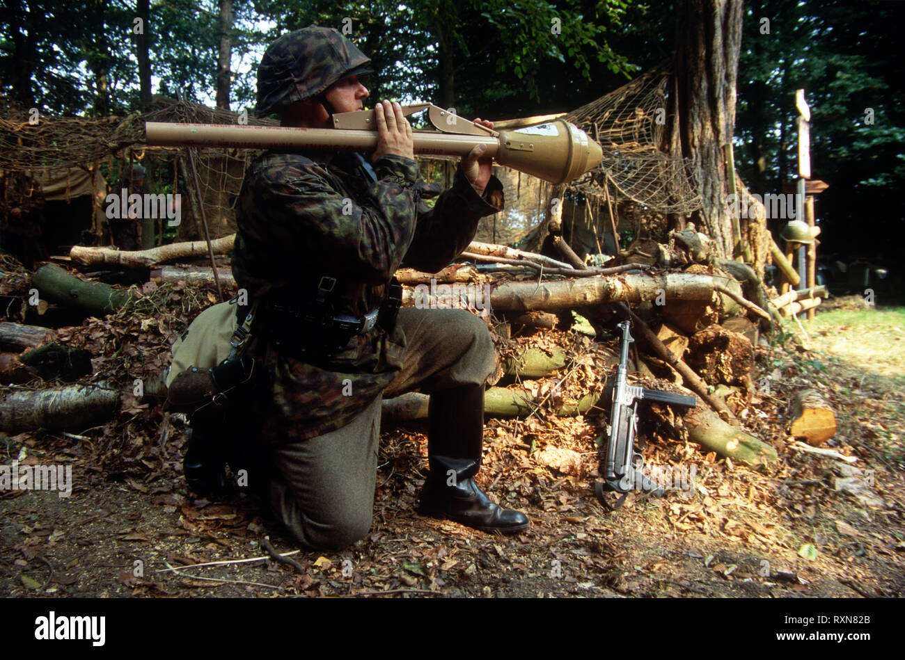 Un WW2 Reenactor indossa il periodo uniforme di un Waffen SS soldier ...