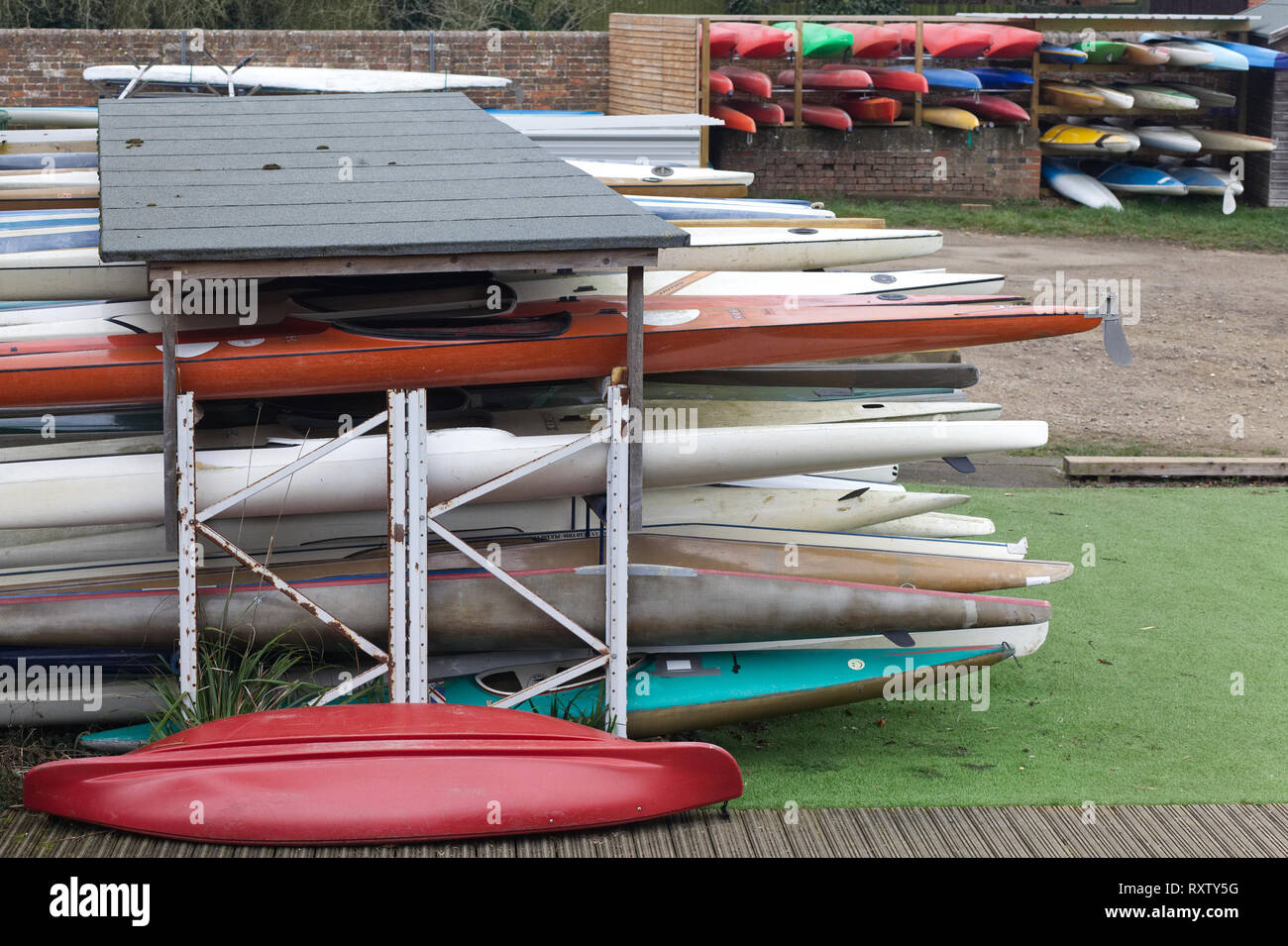 Canoe storage immagini e fotografie stock ad alta risoluzione - Alamy