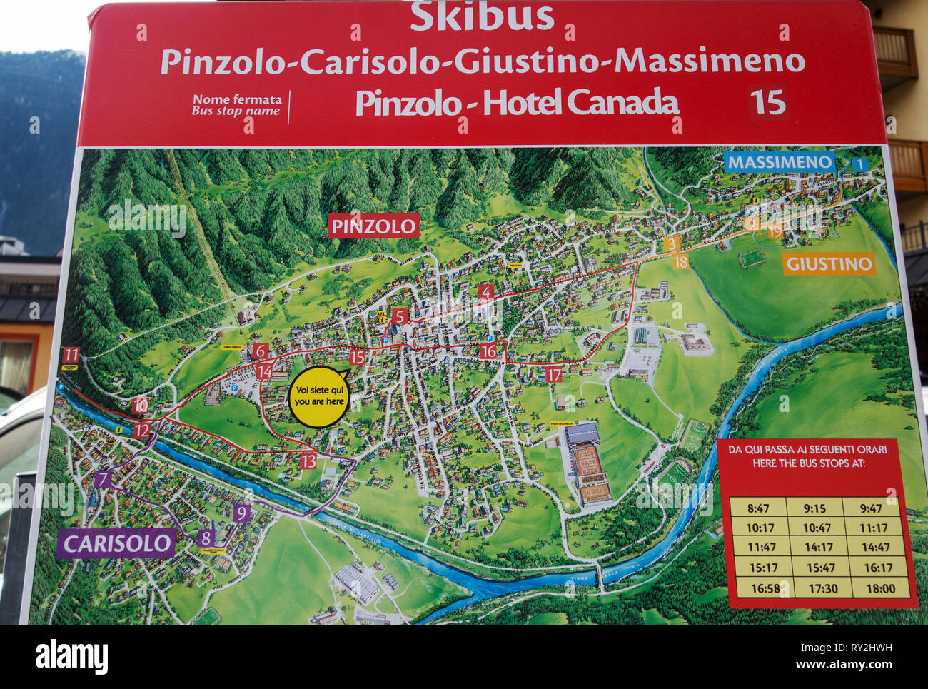 Ski bus, Mappa Pinzolo village, Dolomiti, Italia Europa Foto stock - Alamy