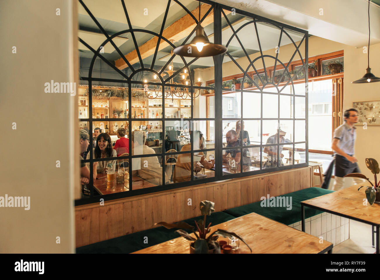 Persone sedute a un tavolo al bar immagini e fotografie stock ad alta ...