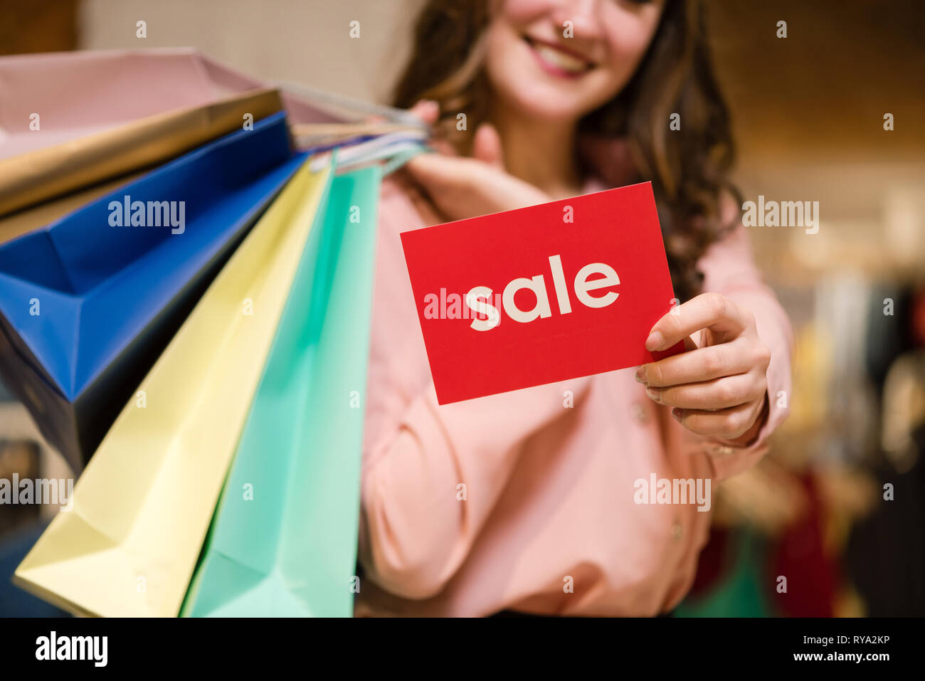 Cliente e venditrice abito rosso immagini e fotografie stock ad alta ...