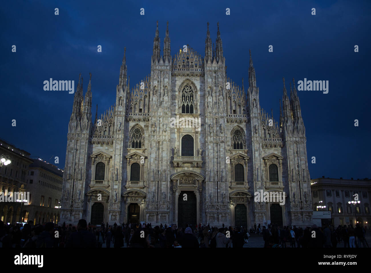 Duomo di milano di notte immagini e fotografie stock ad alta ...