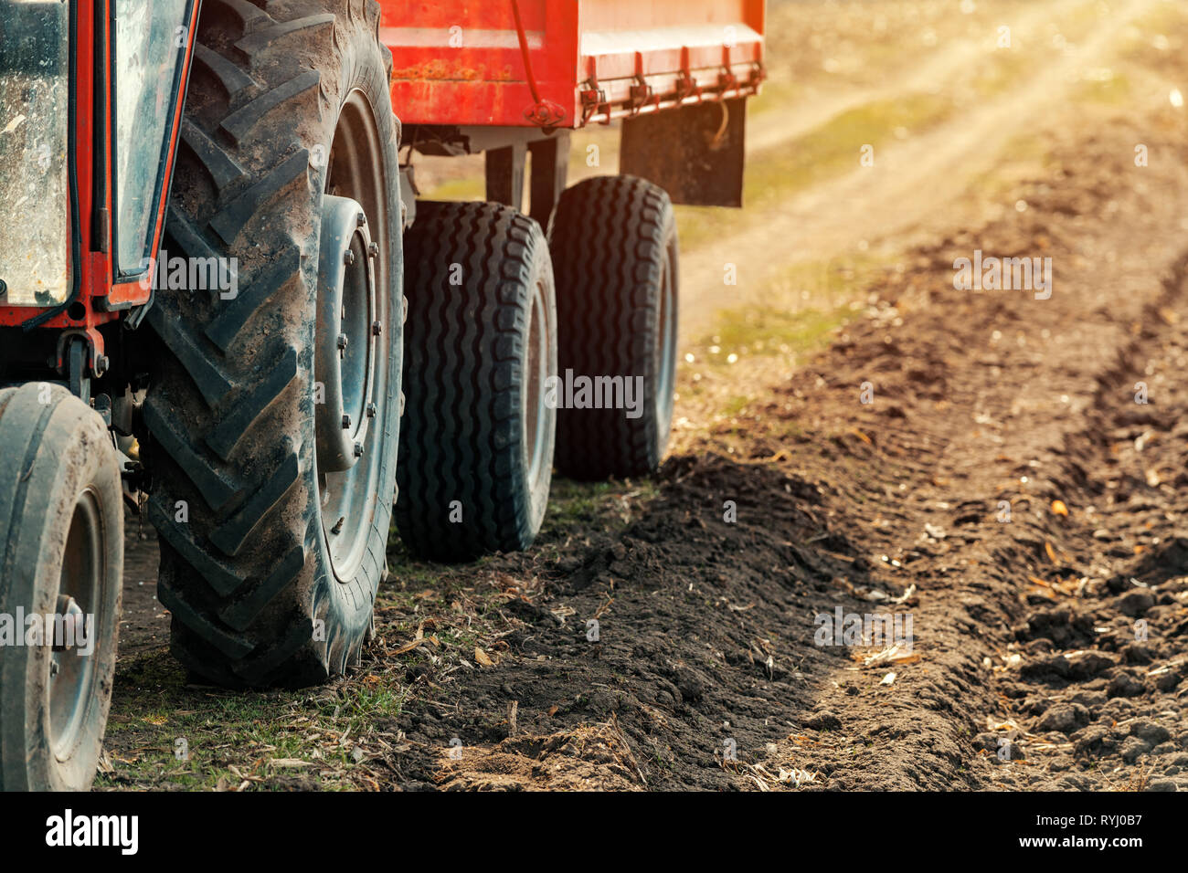 Trattore e rimorchio su strada immagini e fotografie stock ad alta ...