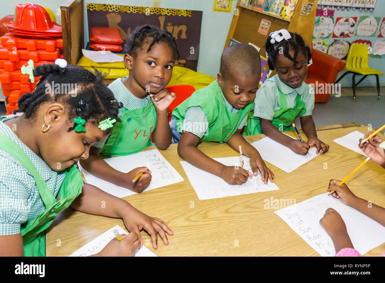 Bambini africani felici immagini e fotografie stock ad alta risoluzione ...
