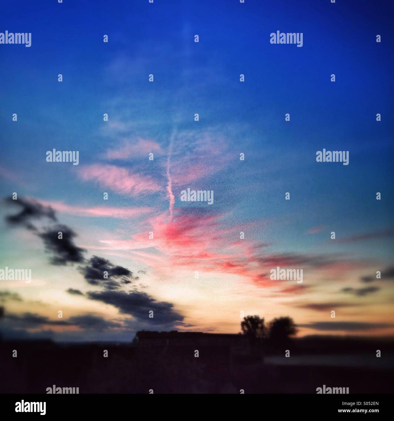 Cielo serale con nuvole rosa immagini e fotografie stock ad alta ...