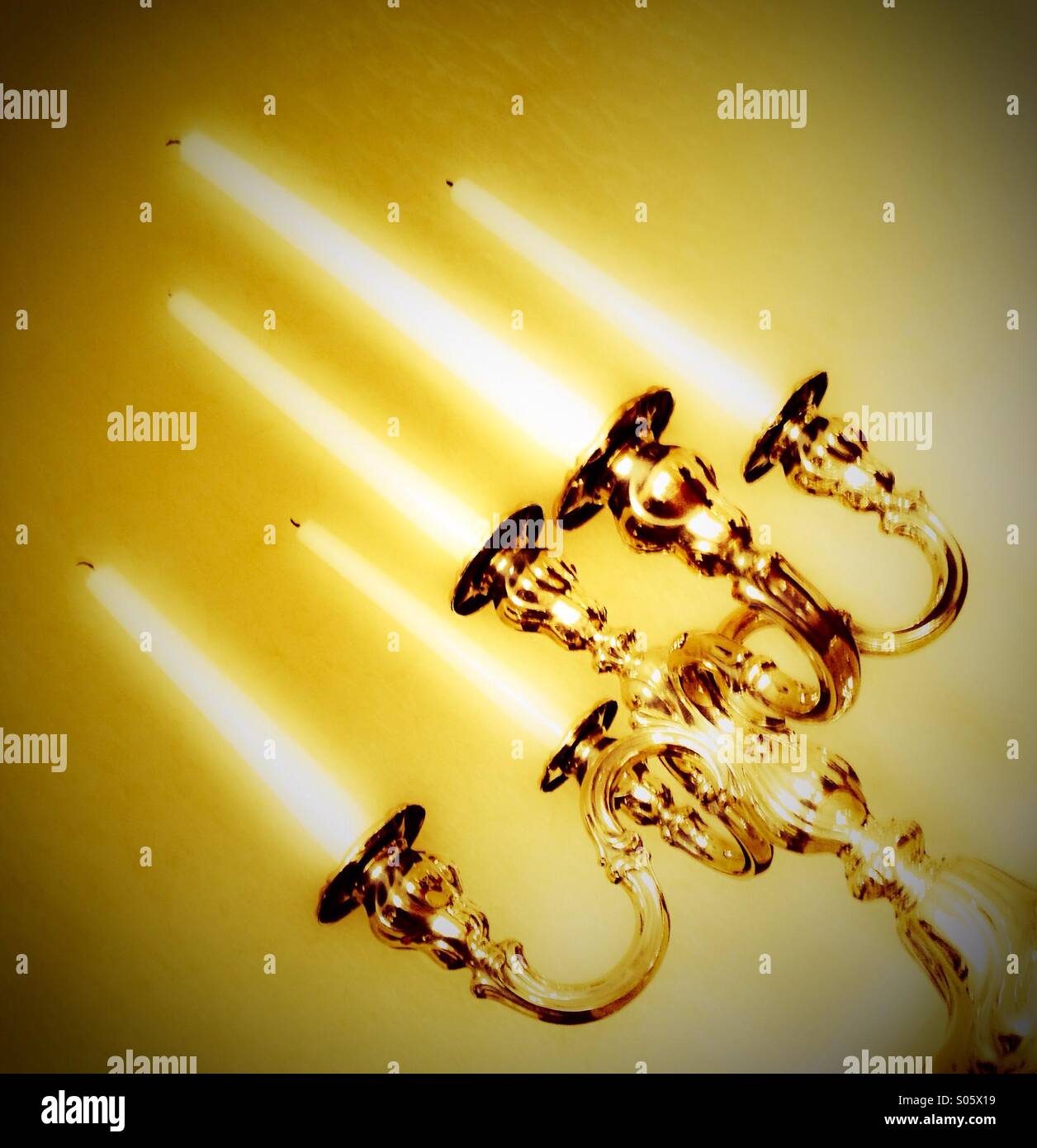 Candelabri antichi con candele immagini e fotografie stock ad alta ...