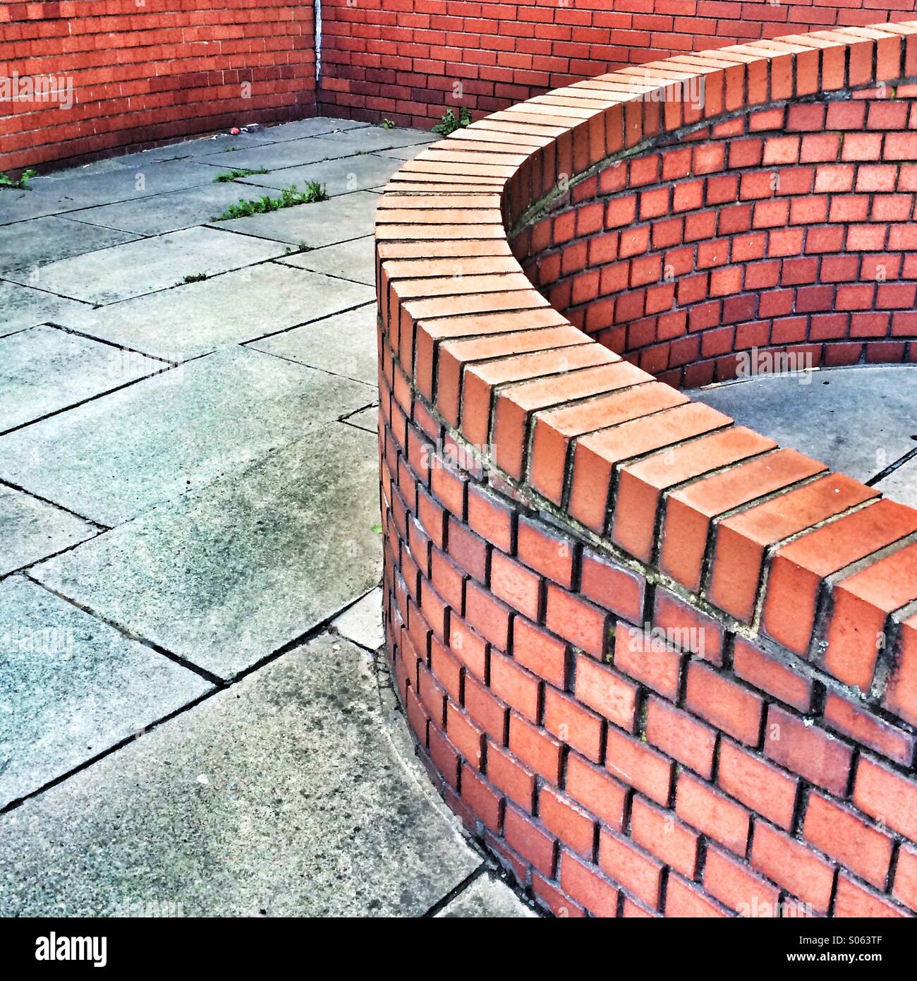 Muro di mattoni curvi immagini e fotografie stock ad alta risoluzione ...