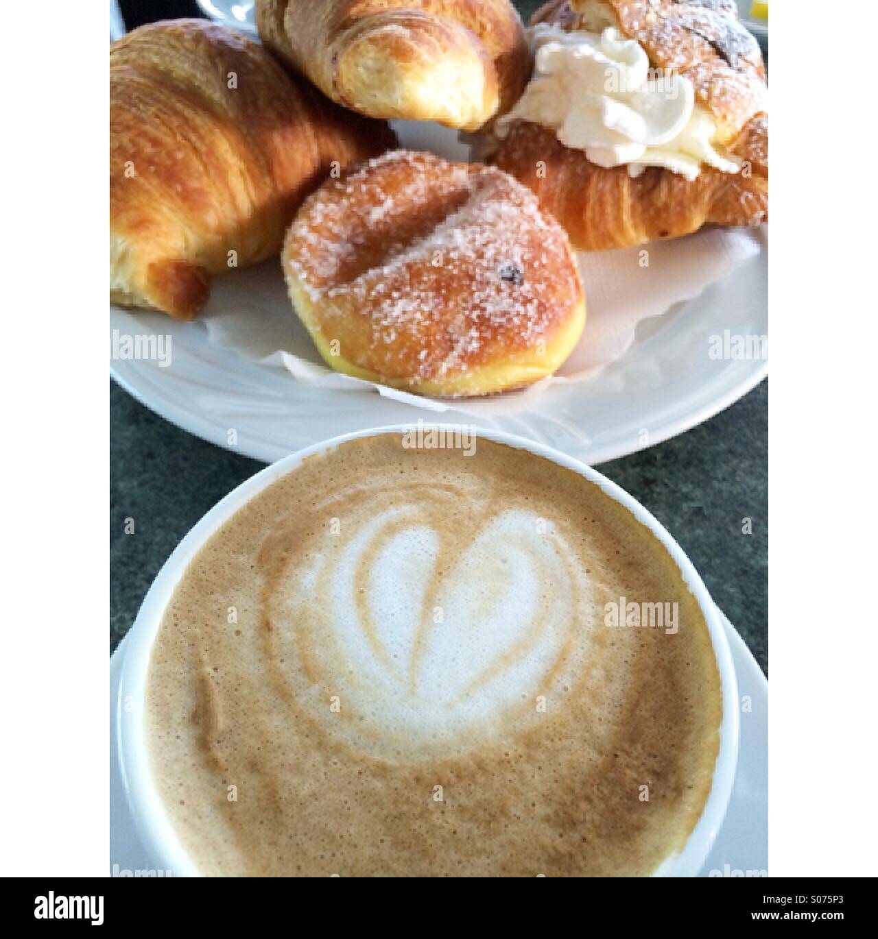 Cappuccino coffee brioches immagini e fotografie stock ad alta ...