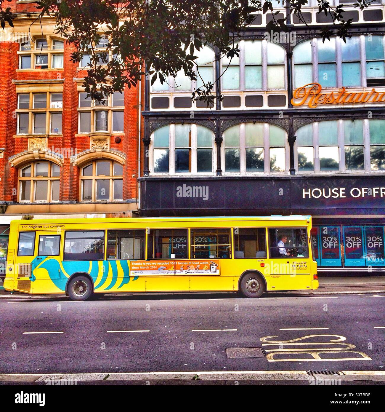 Yellow buses immagini e fotografie stock ad alta risoluzione - Alamy
