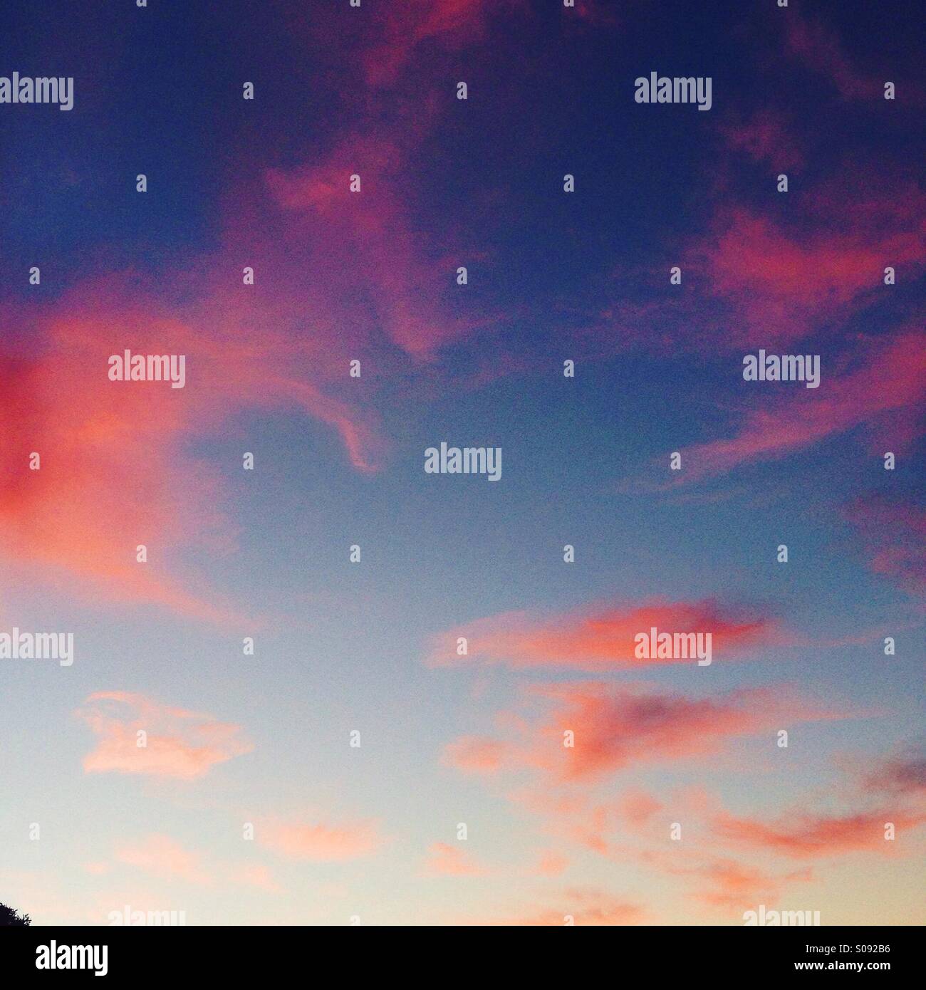 Nuvole rosa tramonto immagini e fotografie stock ad alta risoluzione ...