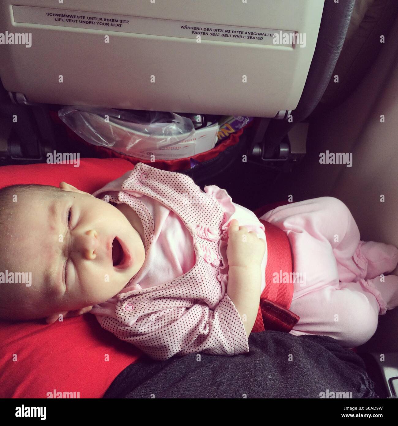 Sbadiglio bambino immagini e fotografie stock ad alta risoluzione - Alamy