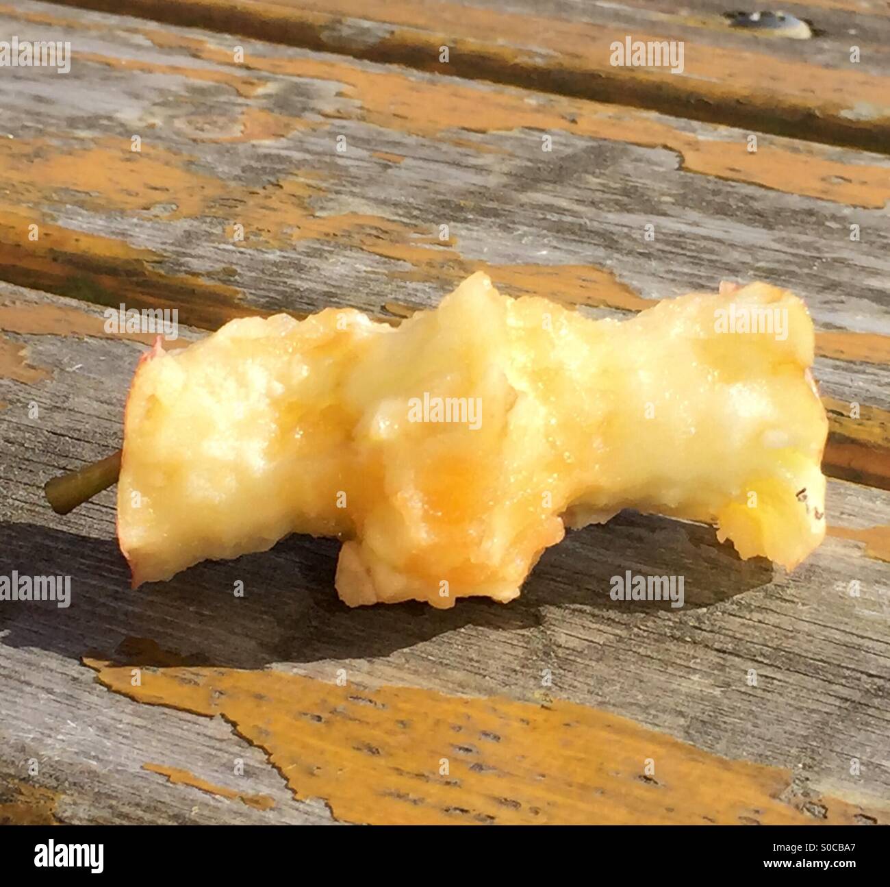 Mela mangiata immagini e fotografie stock ad alta risoluzione - Alamy