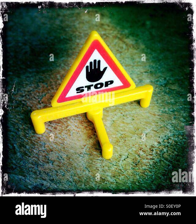 Fermata avanti cartello stradale immagini e fotografie stock ad alta ...