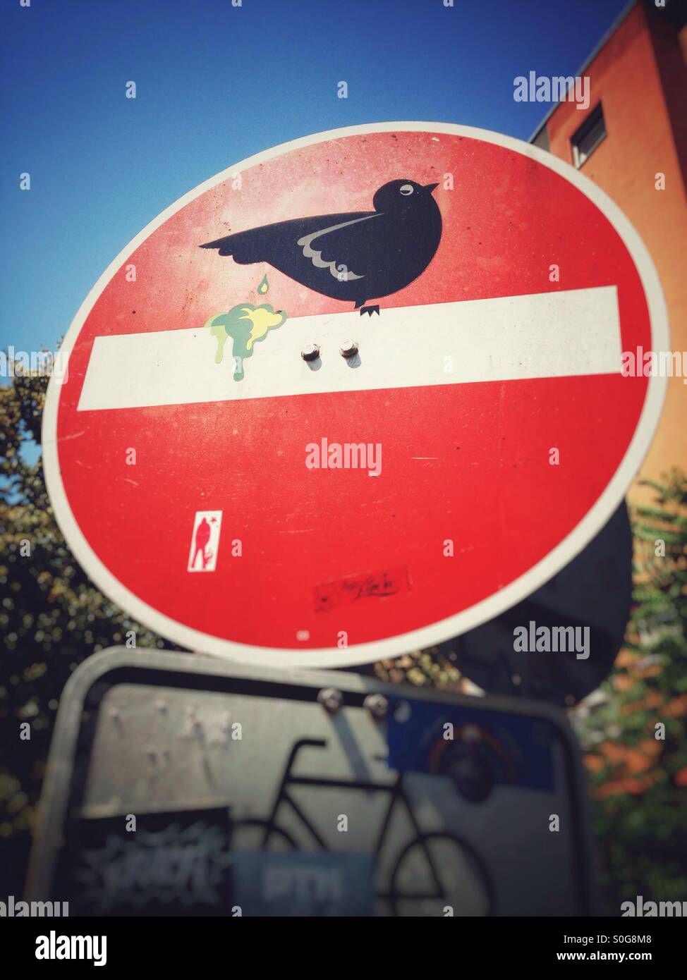No entry street sign graffiti immagini e fotografie stock ad alta ...