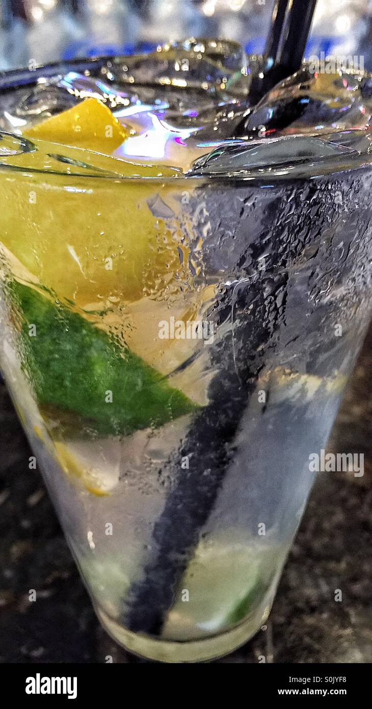 Bevanda rinfrescante al limone immagini e fotografie stock ad alta ...