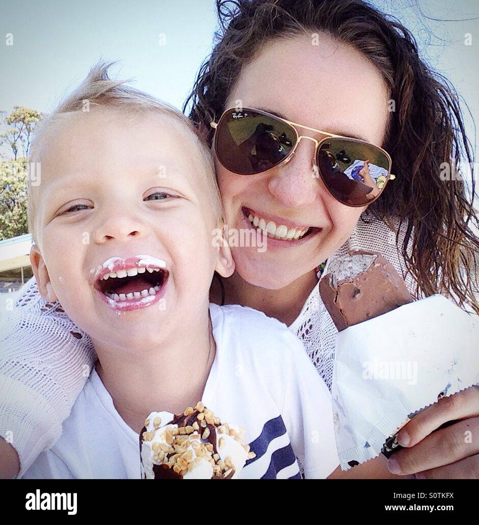 Bambini Che Mangiano Gelato Immagini e Fotos Stock - Alamy