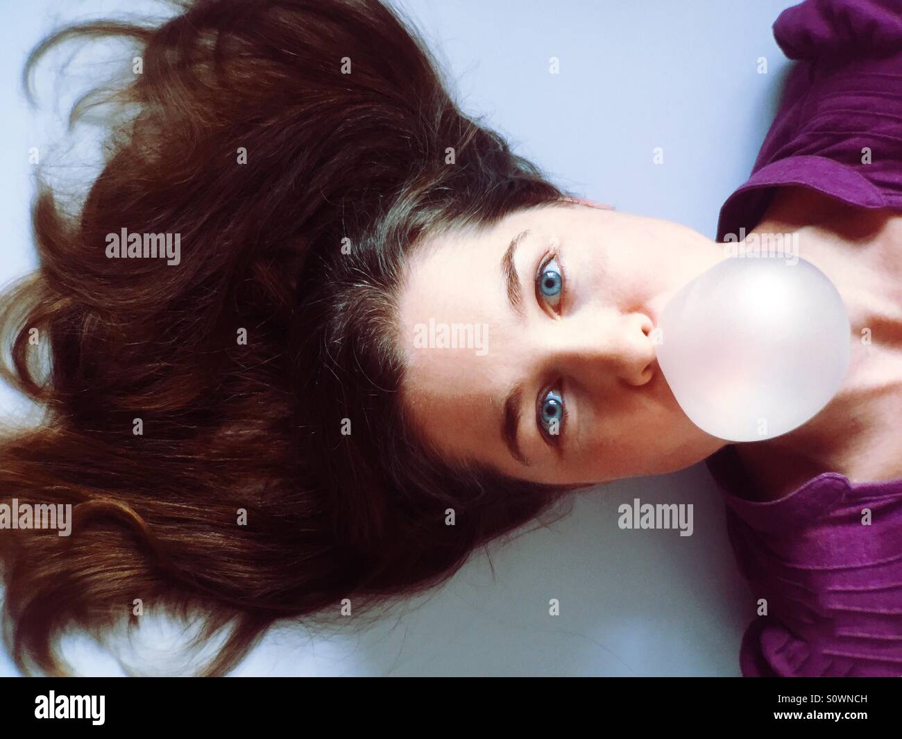 Soffiando gomma da masticare immagini e fotografie stock ad alta ...